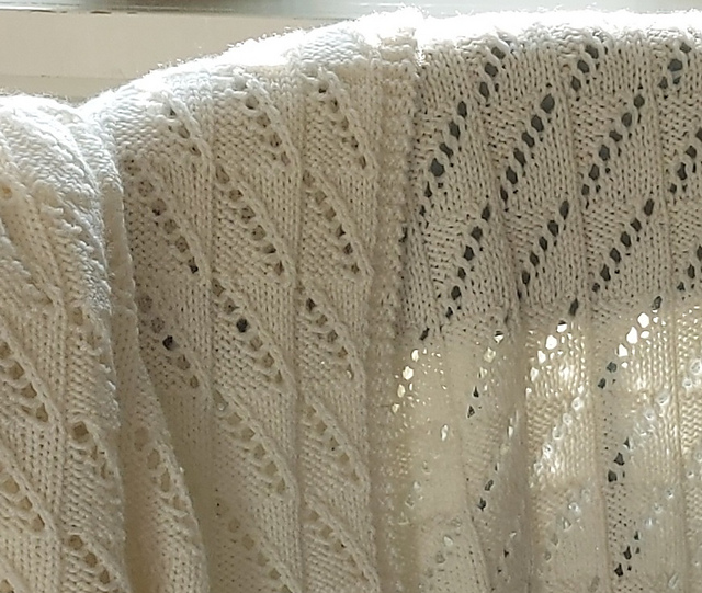 Ravelry: Cosy Embrace Baby Blanket pattern by Elin Kogstad Evenstad