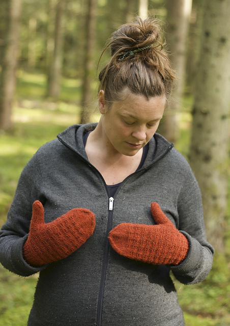 Ravelry: Dalen mitten pattern by Emma Secker