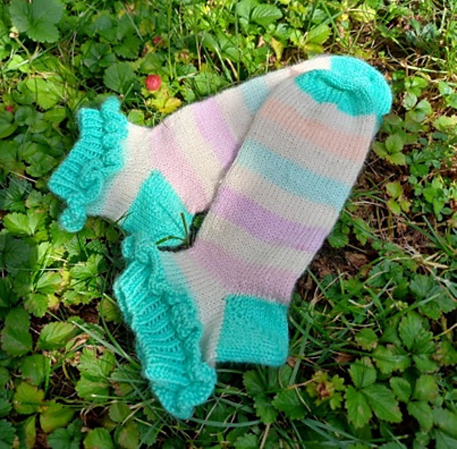 Ravelry: Les Sockettes de l'archiduchesse pattern by Encore Une Maille