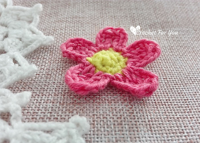 Ravelry: Simple Flower Applique pattern by Erangi Udeshika