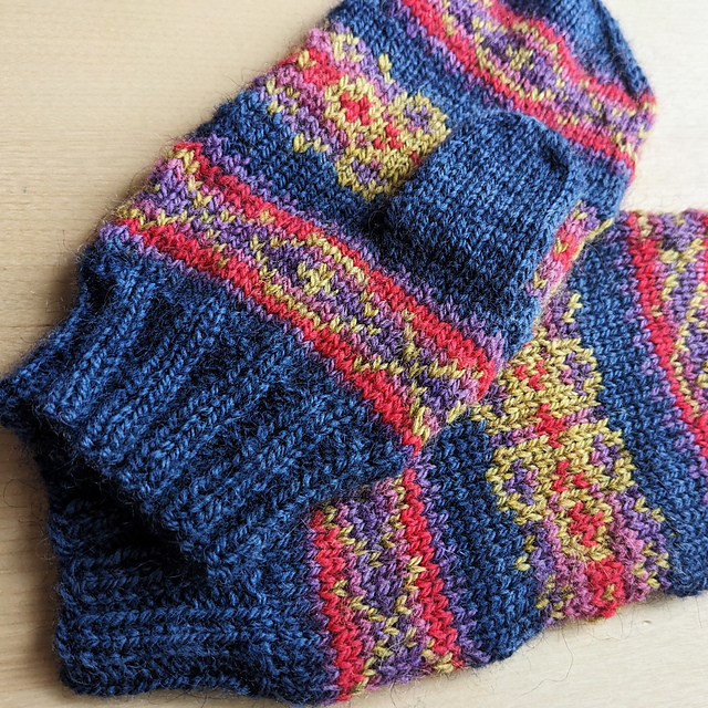 Ravelry: Nightfall Mittens pattern by Espace Tricot