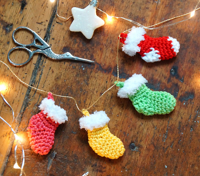 Ravelry: Mini chaussette pour le sapin pattern by Estelle Calim