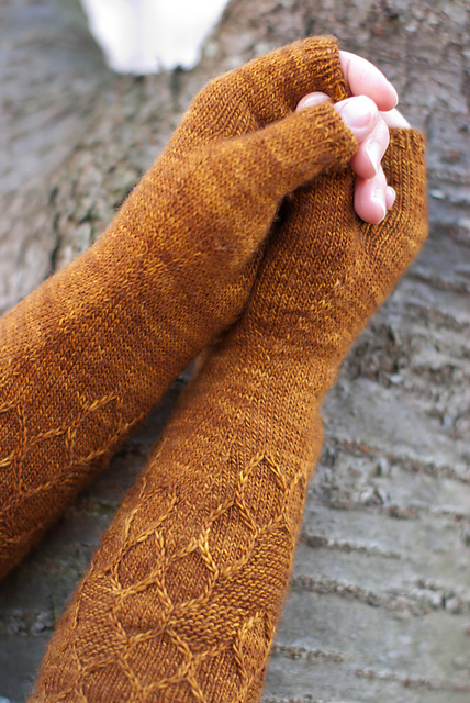 Ravelry: Apis Dorsata Mitts pattern by Anna Sudo