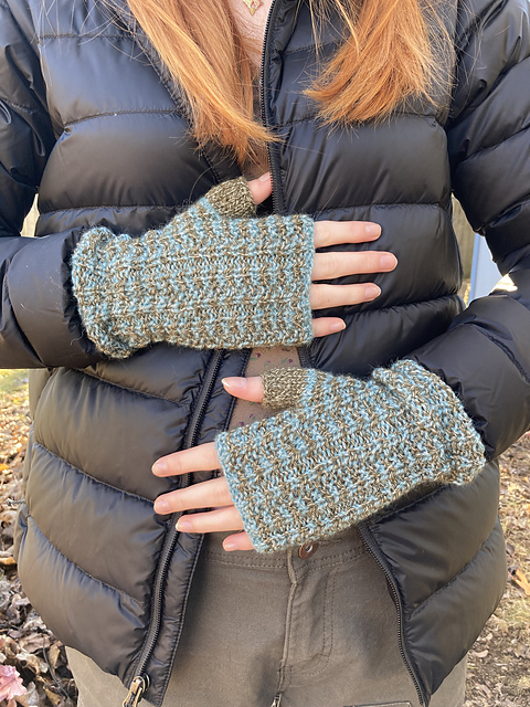 Ravelry: Wintergreen mitts pattern by Erika Loftin