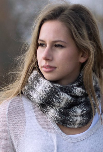 Ravelry: Claudia's Cowl pattern by Claudia Quintanilla - EweKnit Toronto