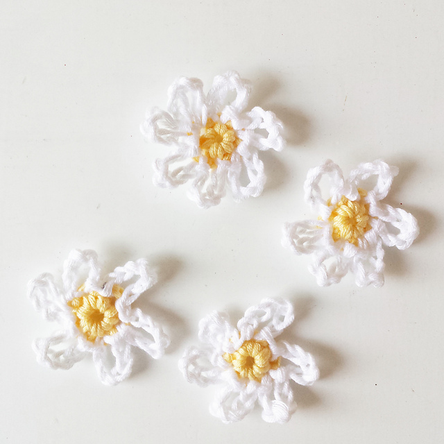 Ravelry: Applique daisy flower pattern by Fabiana Canu