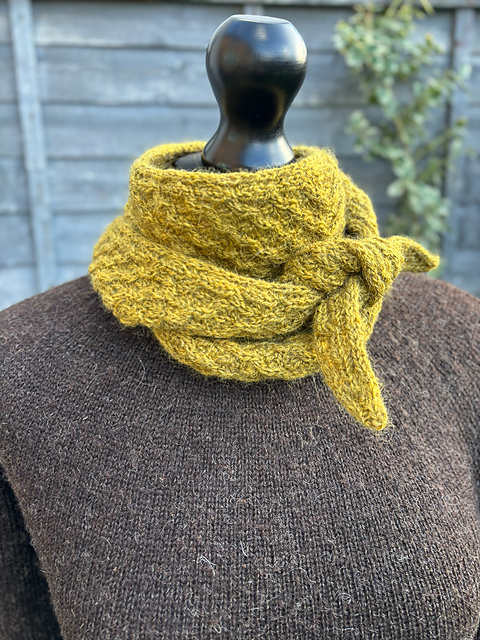Ravelry: Saltash Triangular Scarflette pattern by Faye Perriam-Reed