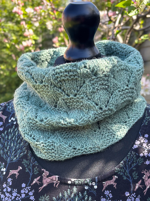 Ravelry: Clovelly Cowl pattern by Faye Perriam-Reed