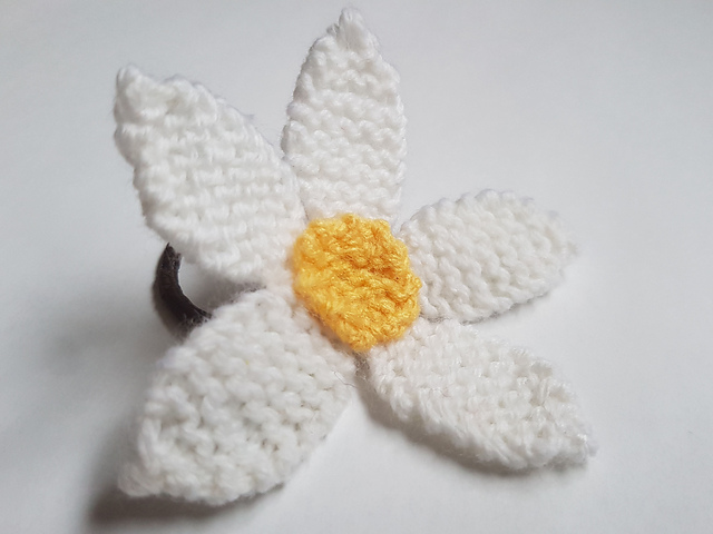 Ravelry: Quick Knitted Daisy pattern by Fitting in Knitting