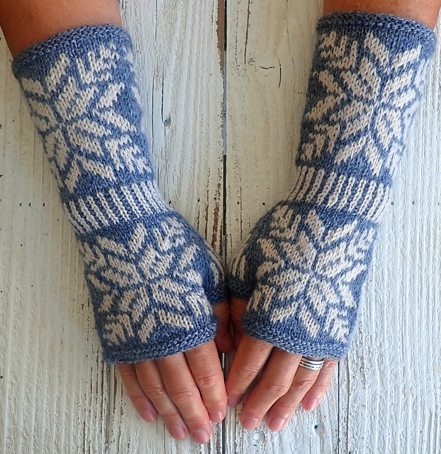 Ravelry: Star Lit Mitts pattern by Traci Scott