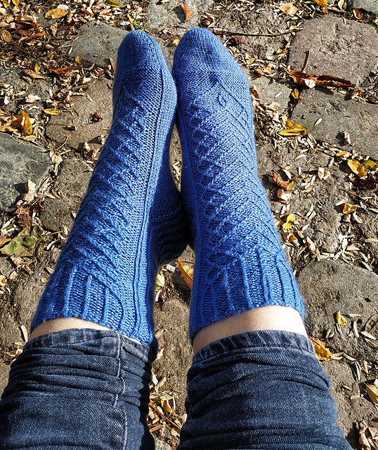 Ravelry: Fishbone socks pattern by Olga Makarchuk
