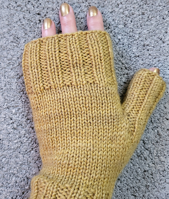 Ravelry: FondlePatterns' Open finger mitts