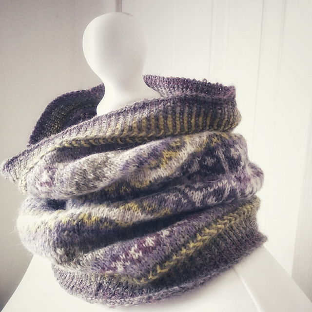 Ravelry: Advent Flower Cowl pattern by Anthea Willis