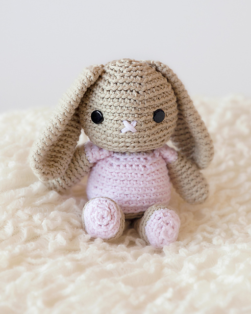 Ravelry: Floppy Eared Bunny pattern by Leelee Knits
