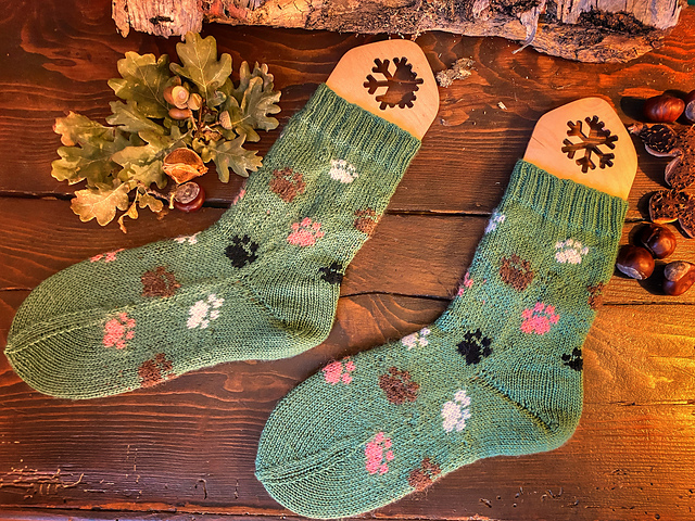 Ravelry: Paw Paw Socks pattern by Naomi Fox