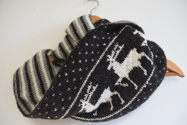 Ravelry: Reindeer Cowl pattern by Áine Doyle