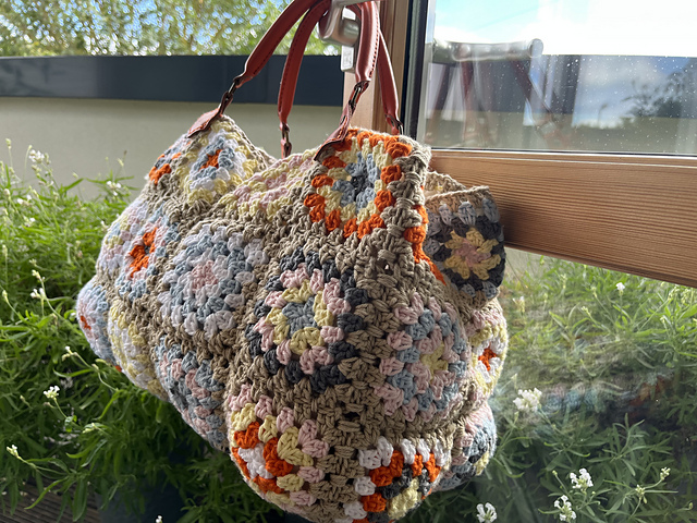 Ravelry: Sun Sea and Squares Handbag pattern by Georgina Inca