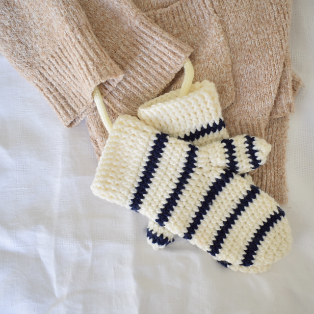 Ravelry: Inès Mittens pattern by Toni Pulford