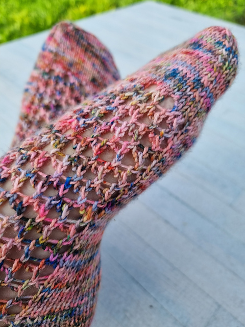 Ravelry: Elisabette Socks pattern by Ginger & Thyme (Debbie)