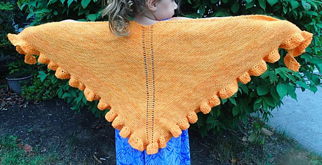 Ravelry: Isosceles Ruffled Shawlette pattern by Masi Denison