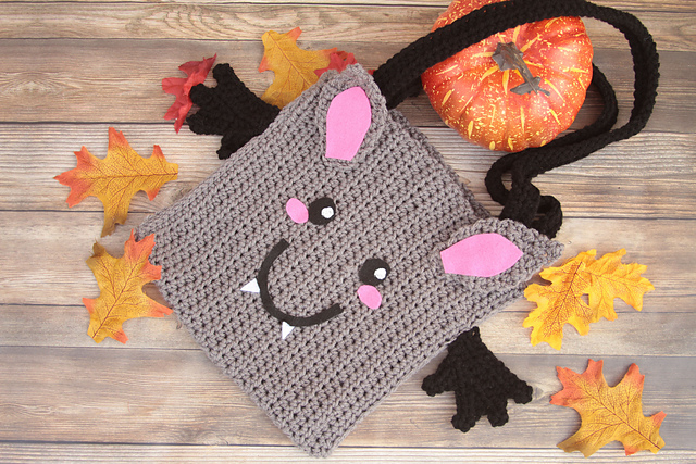Ravelry: Bat Treat Bag pattern by Gabrielle Bares