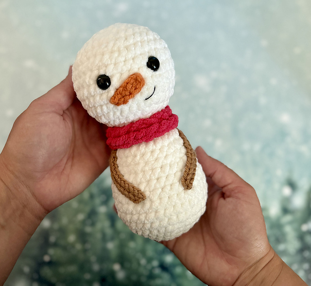 Ravelry: Plush Snowman pattern by Grace and Yarn