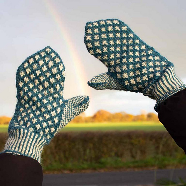 Ravelry: Bla Votter Mitts pattern by Graeme Knowles-Miller