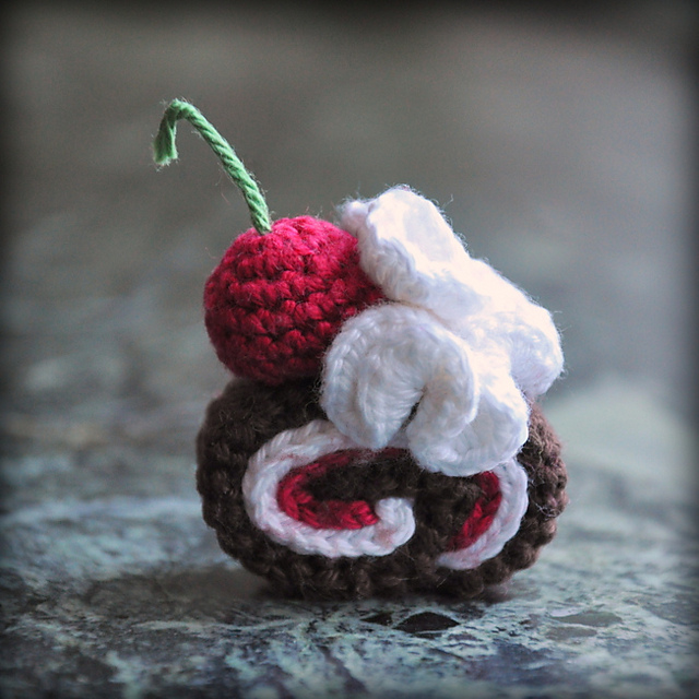 Ravelry: Schwarzwalder Kirsch cake pattern by Grietje karwietje