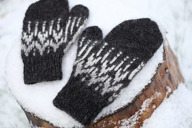 Ravelry: Dreyma Mitts pattern by Jennifer Steingass