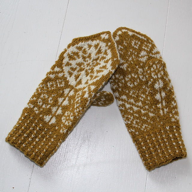 Ravelry: GryHege's torirot mystery mitten september 2014