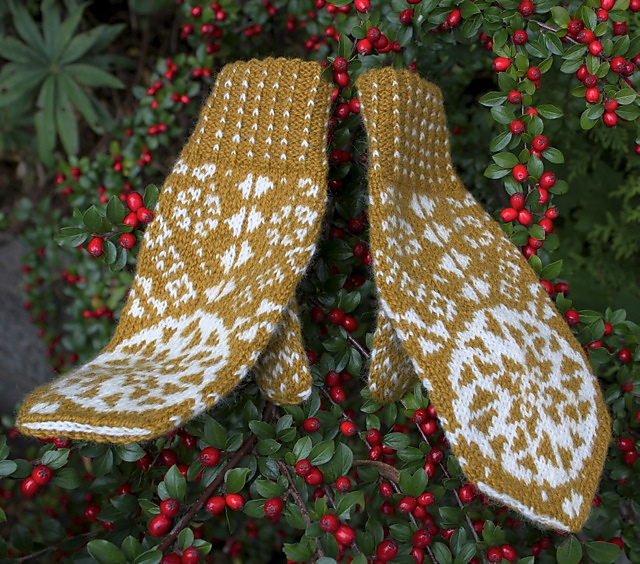 Ravelry: GryHege's torirot mystery mitten september 2014