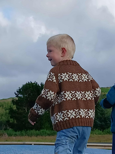Ravelry: Stjarna barnapeysa pattern by Gudrun Maria