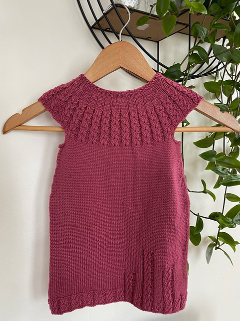 Ravelry: Sara kjóll pattern by Gunna Gunnars