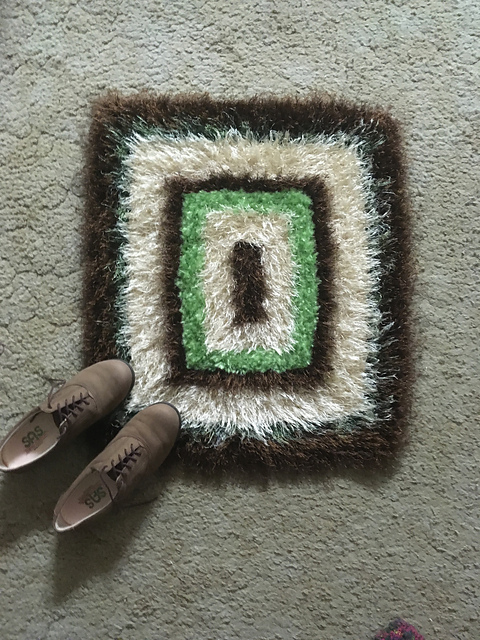 Ravelry: Fur Rug pattern by Gwen Rigdon