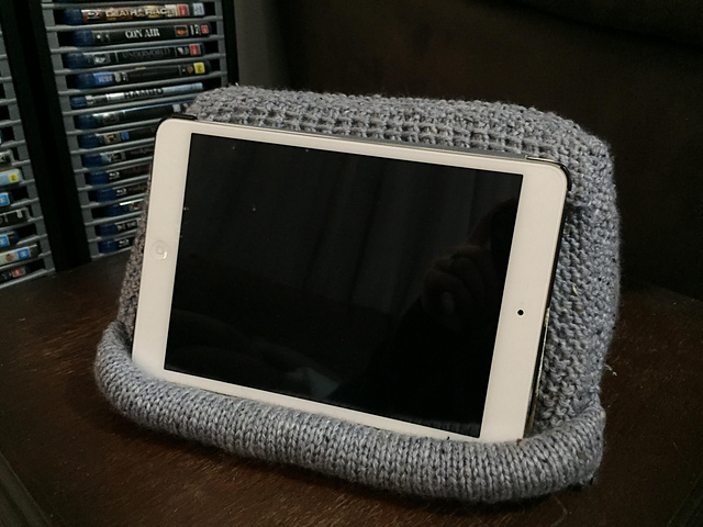 Ravelry: Ipad Mini/8" Tablet Cushion/Beanbag pattern by Heidi Packham