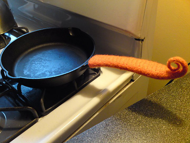 Ravelry: Hamiltontankgirl's Felted Pan Handle Cozy