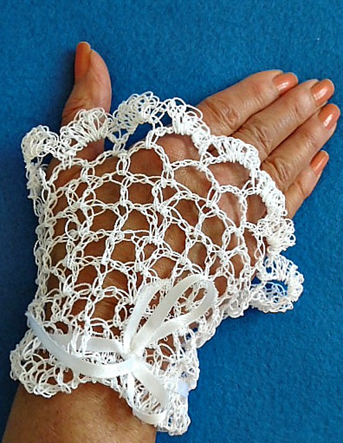 Ravelry: 1037-White Wedding Lacy cuffs pattern by Emi Harrington