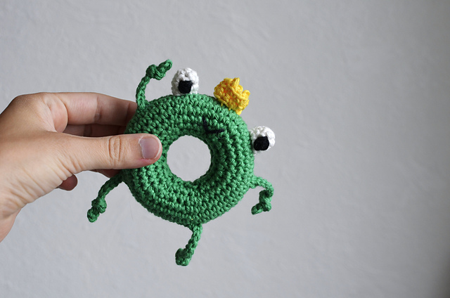 Ravelry: Leggy frog rattle pattern by Wiktoria Sortland