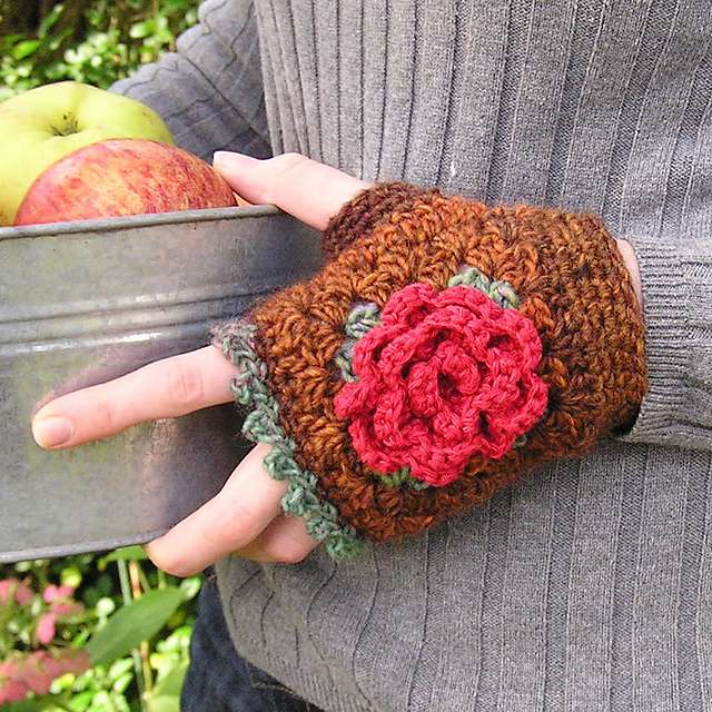 Ravelry: Rose granny square mitts pattern by HelgaTee