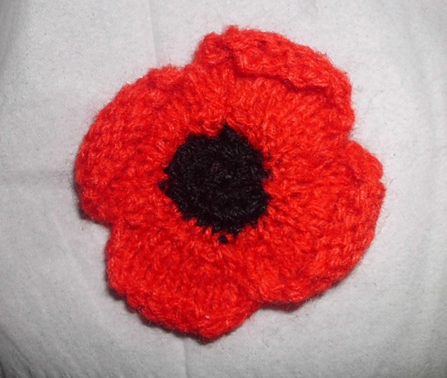 Ravelry: Poppy Brooch pattern by Hennie