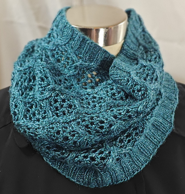 Ravelry: Chain Link Cowl pattern by Elizabeth Hennies