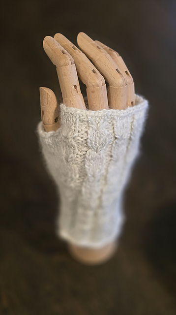 Ravelry: White Lotus Mittens pattern by Elisabeth Gigernes