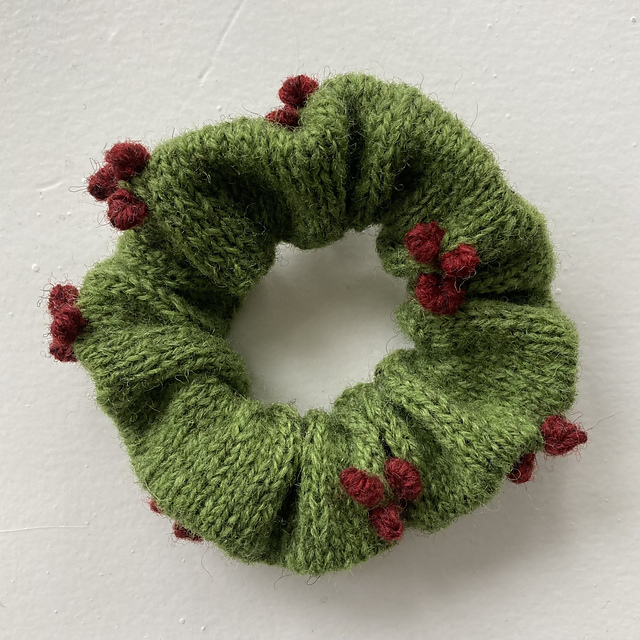 Ravelry: Holly Berries scrunchie pattern by Hilly Knits - Hilly van der ...