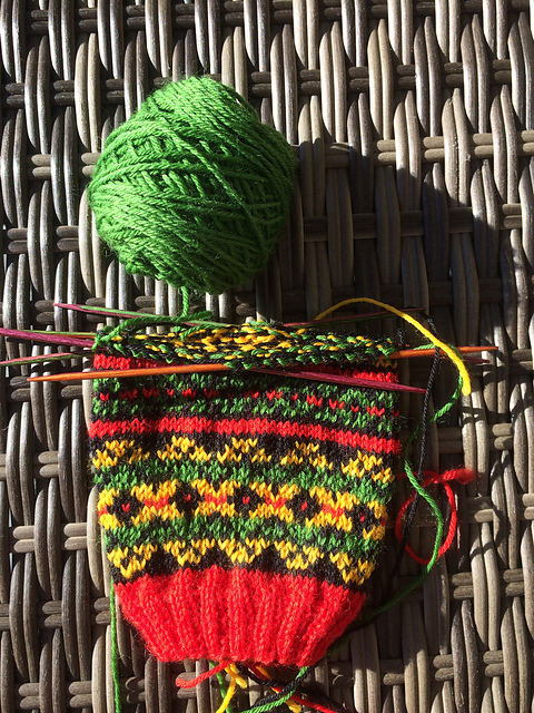 Ravelry: HilmaG's Färgglad socka