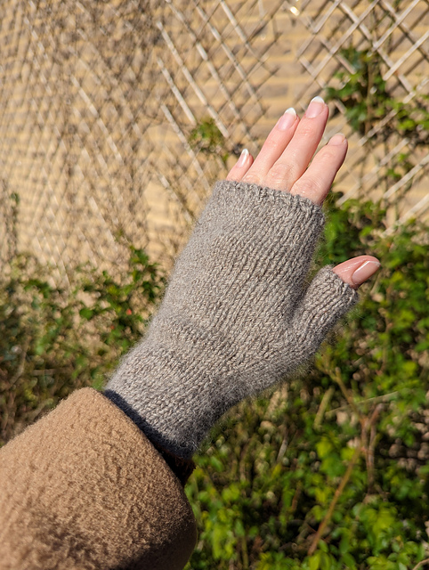 Ravelry: Fingerless Mittens pattern by Iris H