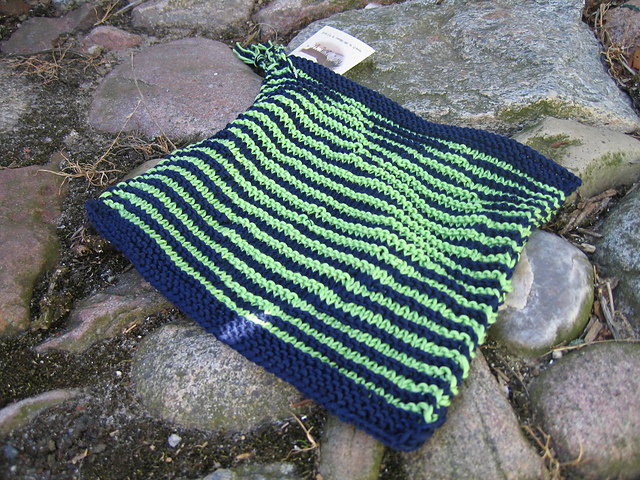 Ravelry: Skyggestrikket grydelap pattern by Jane Johnsen