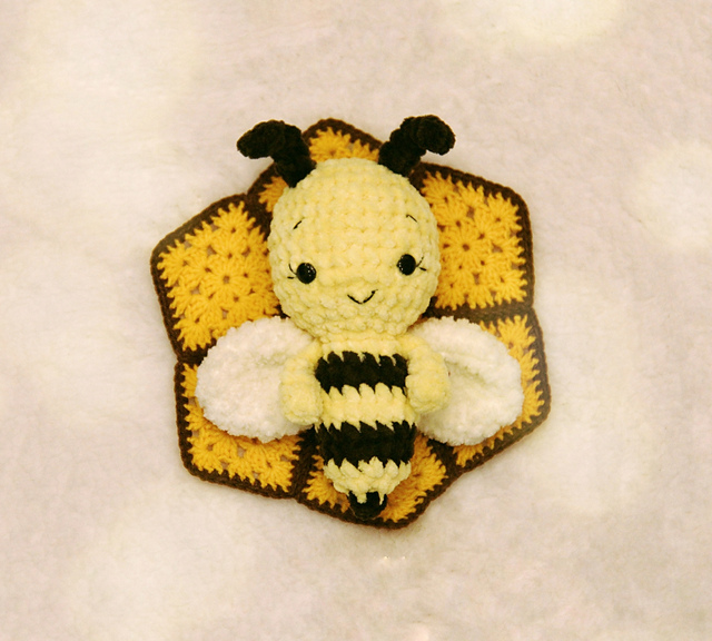 Ravelry: Bee and honeycombs pattern by Irina Kibets