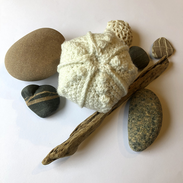 Ravelry: Sea urchin pattern by Vanessa Mooncie