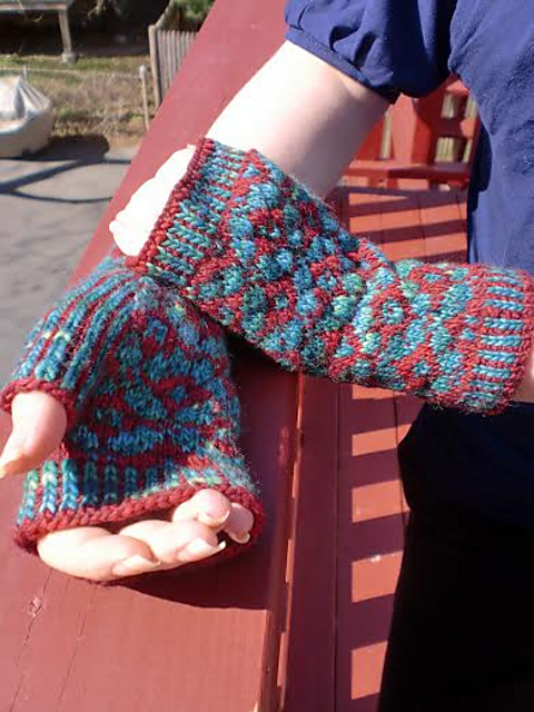 Ravelry: Damask Mitts pattern by Stephanie Mann