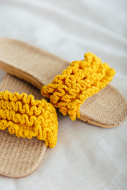 Ravelry: Shu Ruﬄe Sliders pattern by Lucy Djevdet